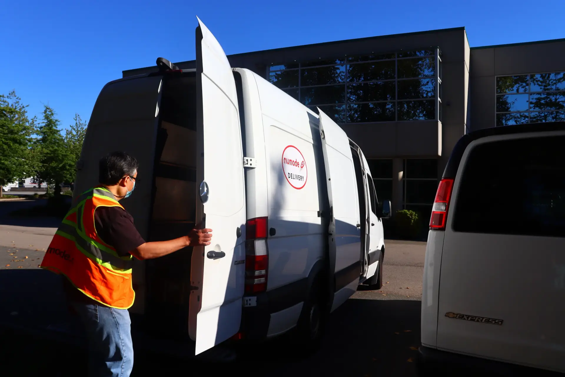 Courier Service Near Me – Why local Couriers are important - numode.ca